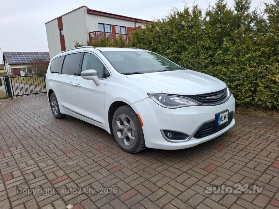 Balts Chrysler Pacifica 2018 Tallina, ar dzinēja tilpumu 3.60 L un nobraukumu 83 tūkst. km par 24900 €, foto 1 vietnē AUTOMOTO.COM.LV