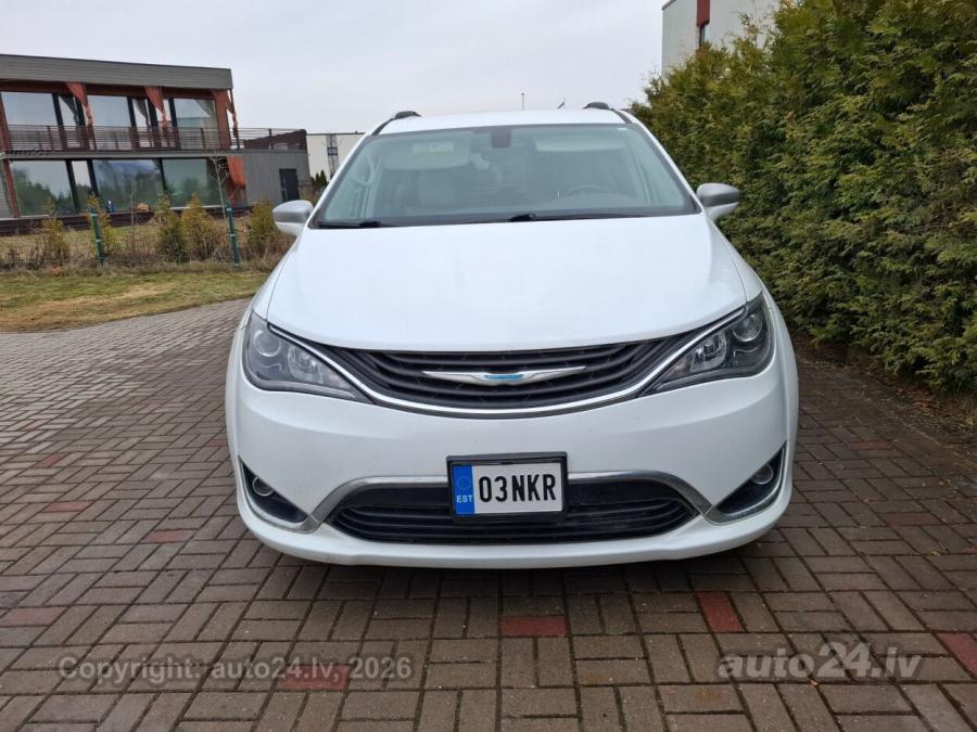Balts Chrysler Pacifica 2018 Tallina, ar dzinēja tilpumu 3.60 L un nobraukumu 83 tūkst. km par 24900 €, foto 2 vietnē AUTOMOTO.COM.LV