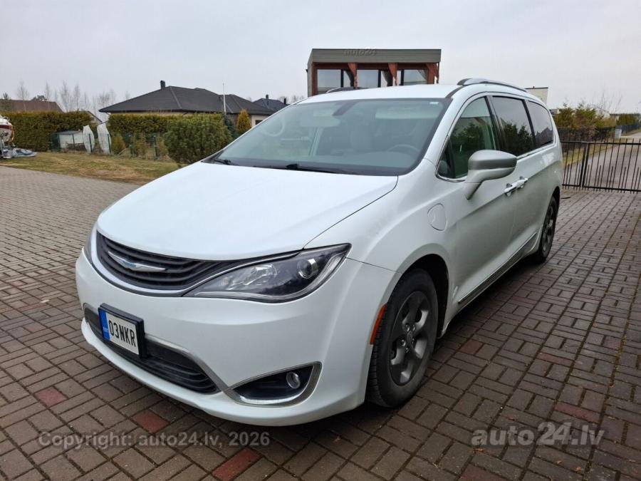 Balts Chrysler Pacifica 2018 Tallina, ar dzinēja tilpumu 3.60 L un nobraukumu 83 tūkst. km par 24900 €, foto 3 vietnē AUTOMOTO.COM.LV