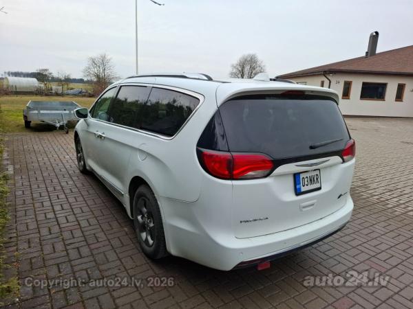 White Chrysler Pacifica 2018 in Tallinn, with an engine capacity of 3.60 L and mileage of 83 thousand km for 24900 €, photo 5 on AUTOMOTO.COM.LV