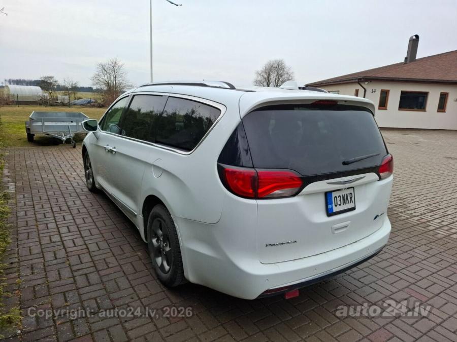 Balts Chrysler Pacifica 2018 Tallina, ar dzinēja tilpumu 3.60 L un nobraukumu 83 tūkst. km par 24900 €, foto 5 vietnē AUTOMOTO.COM.LV