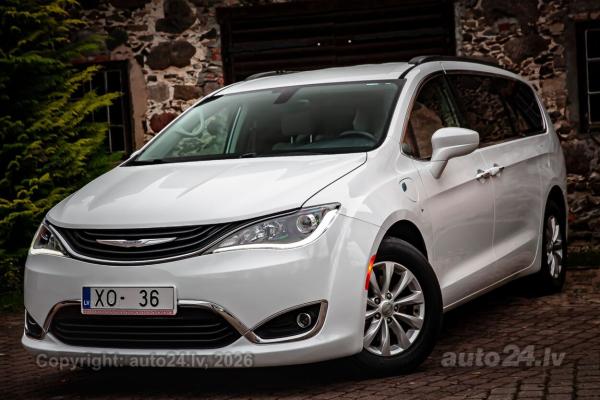 Balts Chrysler Pacifica 2018 Jūrmala, ar dzinēja tilpumu 3.60 L un nobraukumu 67 tūkst. km par 21900 €, foto 1 vietnē AUTOMOTO.COM.LV