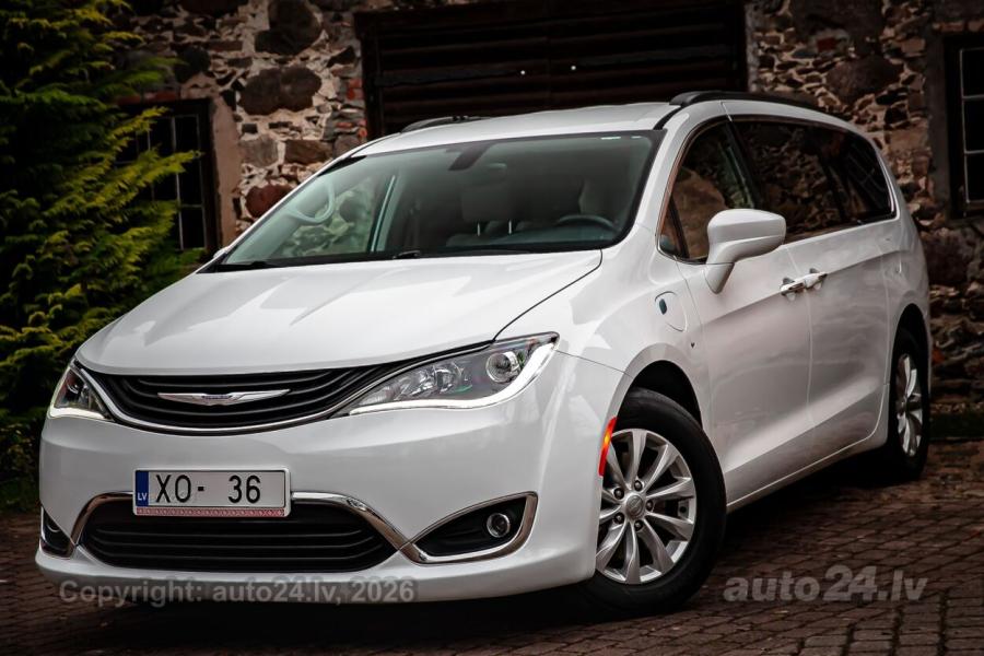 White Chrysler Pacifica 2018 in Jurmala, with an engine capacity of 3.60 L and mileage of 67 thousand km for 21900 €, photo 1 on AUTOMOTO.COM.LV
