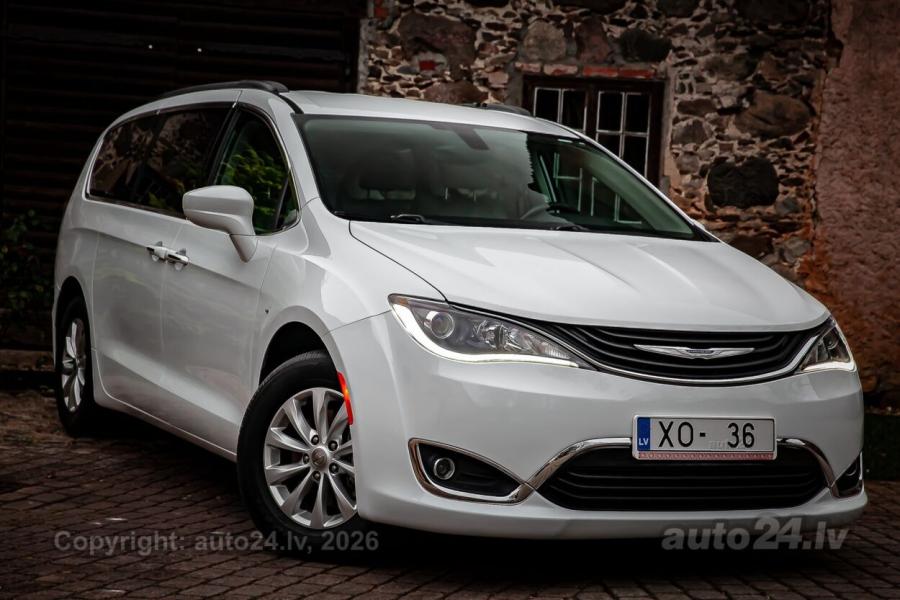 White Chrysler Pacifica 2018 in Jurmala, with an engine capacity of 3.60 L and mileage of 67 thousand km for 21900 €, photo 2 on AUTOMOTO.COM.LV