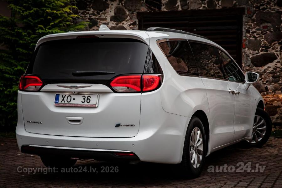 White Chrysler Pacifica 2018 in Jurmala, with an engine capacity of 3.60 L and mileage of 67 thousand km for 21900 €, photo 3 on AUTOMOTO.COM.LV