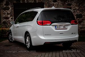 White Chrysler Pacifica 2018 in Jurmala, with an engine capacity of 3.60 L and mileage of 67 thousand km for 21900 €, photo 4 on AUTOMOTO.COM.LV