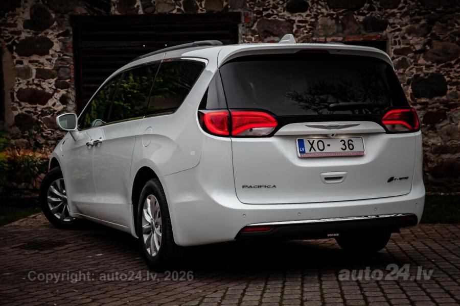 White Chrysler Pacifica 2018 in Jurmala, with an engine capacity of 3.60 L and mileage of 67 thousand km for 21900 €, photo 4 on AUTOMOTO.COM.LV