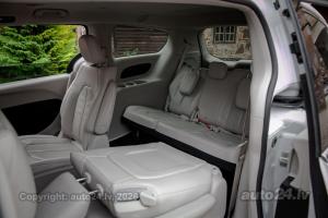 White Chrysler Pacifica 2018 in Jurmala, with an engine capacity of 3.60 L and mileage of 67 thousand km for 21900 €, photo 10 on AUTOMOTO.COM.LV
