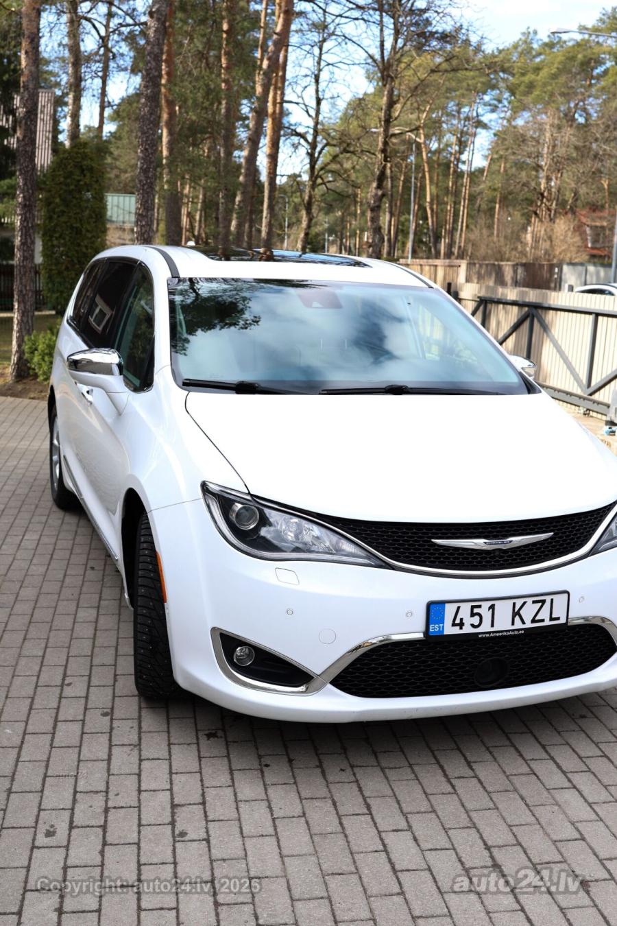 White Chrysler Pacifica 2020 in Tallinn, with an engine capacity of 3.60 L and mileage of 92 thousand km for 21900 €, photo 1 on AUTOMOTO.COM.LV