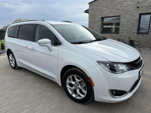 White Chrysler Pacifica 2020 in Kaunas, with an engine capacity of 3.60 L and mileage of 177 thousand km for 17800 €, photo 3 on AUTOMOTO.COM.LV