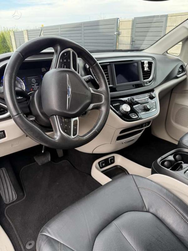 White Chrysler Pacifica 2020 in Kaunas, with an engine capacity of 3.60 L and mileage of 177 thousand km for 17800 €, photo 6 on AUTOMOTO.COM.LV