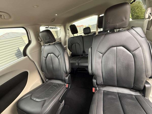 White Chrysler Pacifica 2020 in Kaunas, with an engine capacity of 3.60 L and mileage of 177 thousand km for 17800 €, photo 8 on AUTOMOTO.COM.LV