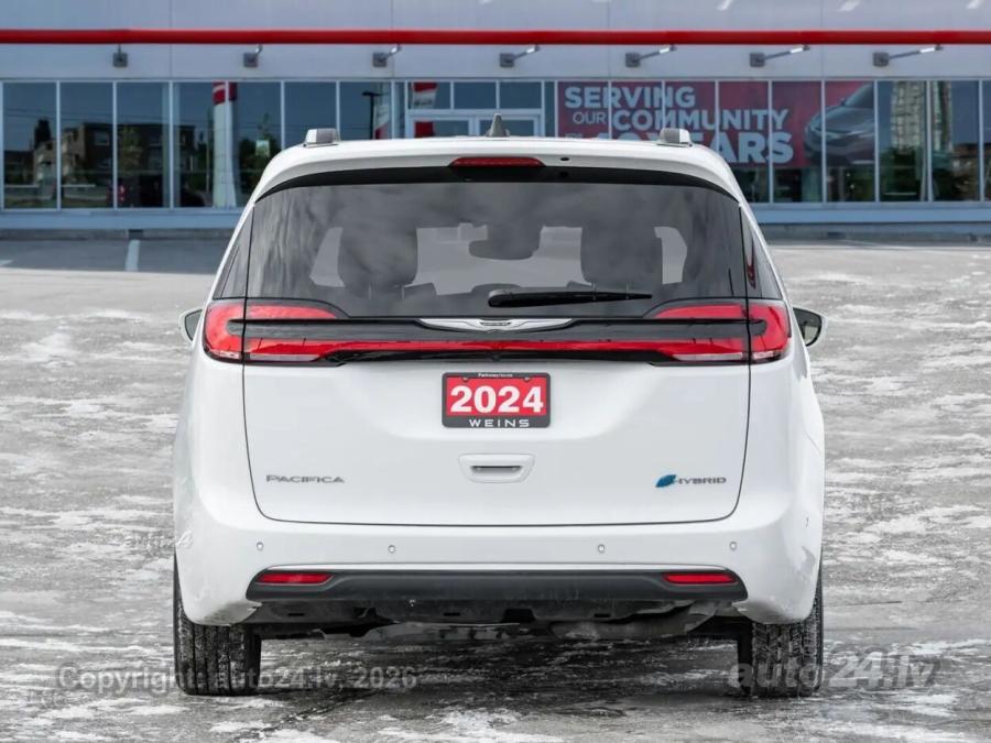 Balts Chrysler Pacifica 2024 Tallina, ar dzinēja tilpumu 3.60 L un nobraukumu 16 tūkst. km par 59900 €, foto 2 vietnē AUTOMOTO.COM.LV