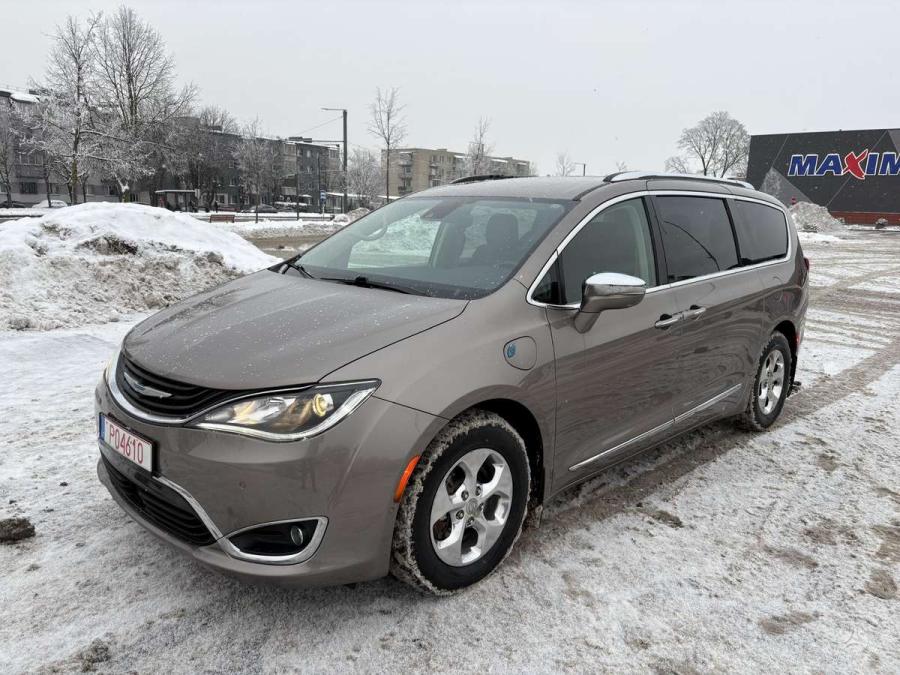 Dzeltens Chrysler Pacifica 2018 Kauņa, ar dzinēja tilpumu 3.60 L un nobraukumu 128 tūkst. km par 18300 €, foto 1 vietnē AUTOMOTO.COM.LV