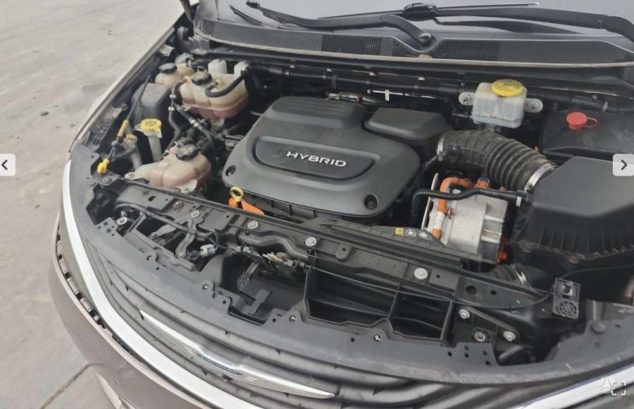 Yellow Chrysler Pacifica 2018 in Kaunas, with an engine capacity of 3.61 L and mileage of 297 thousand km for 7900 €, photo 3 on AUTOMOTO.COM.LV