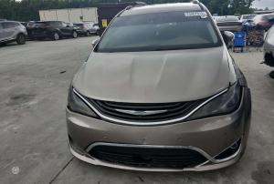 Yellow Chrysler Pacifica 2018 in Kaunas, with an engine capacity of 3.61 L and mileage of 297 thousand km for 7900 €, photo 4 on AUTOMOTO.COM.LV