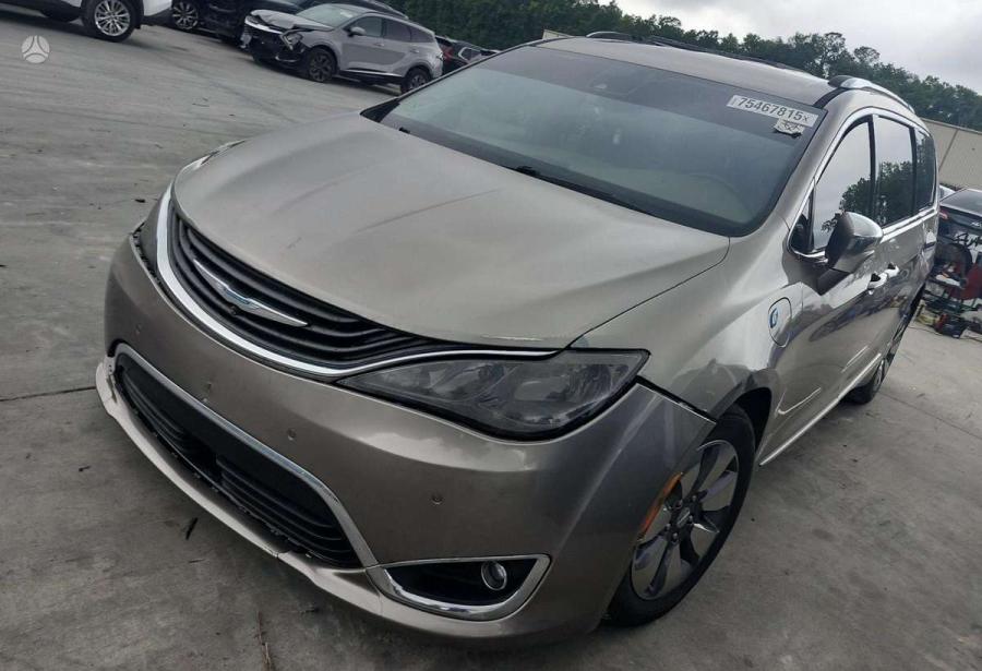 Yellow Chrysler Pacifica 2018 in Kaunas, with an engine capacity of 3.61 L and mileage of 297 thousand km for 7900 €, photo 5 on AUTOMOTO.COM.LV