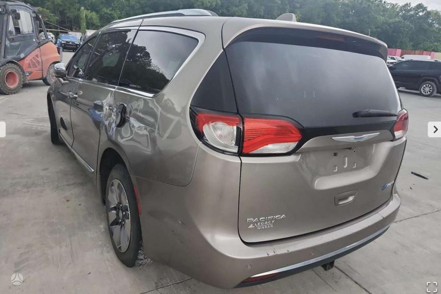 Yellow Chrysler Pacifica 2018 in Kaunas, with an engine capacity of 3.61 L and mileage of 297 thousand km for 7900 €, photo 7 on AUTOMOTO.COM.LV