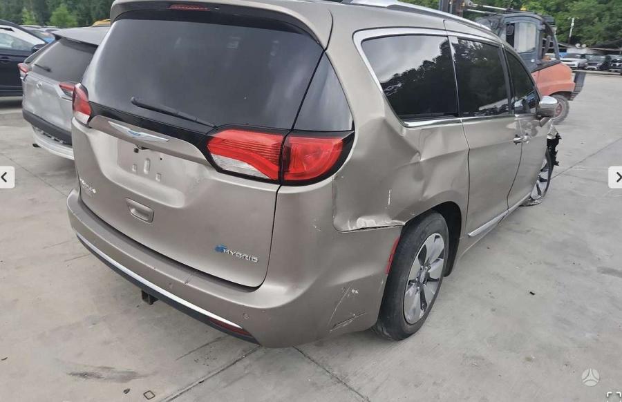 Yellow Chrysler Pacifica 2018 in Kaunas, with an engine capacity of 3.61 L and mileage of 297 thousand km for 7900 €, photo 8 on AUTOMOTO.COM.LV
