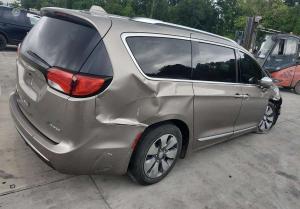 Yellow Chrysler Pacifica 2018 in Kaunas, with an engine capacity of 3.61 L and mileage of 297 thousand km for 7900 €, photo 9 on AUTOMOTO.COM.LV