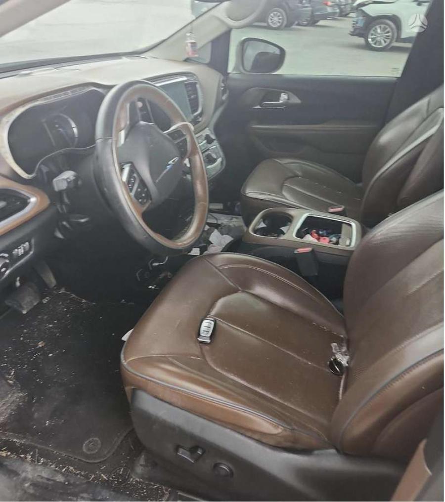 Yellow Chrysler Pacifica 2018 in Kaunas, with an engine capacity of 3.61 L and mileage of 297 thousand km for 7900 €, photo 11 on AUTOMOTO.COM.LV