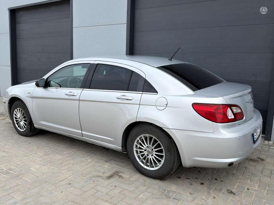 Pelēks Chrysler Sebring 2009 Viļņa, ar dzinēja tilpumu 2.40 L un nobraukumu 152 tūkst. km par 1500 €, foto 4 vietnē AUTOMOTO.COM.LV