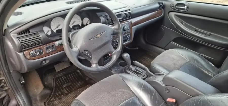 Red Chrysler Sebring 2004 in Valmiera, with an engine capacity of 2.70 L and mileage of 163 thousand km for 1400 €, photo 11 on AUTOMOTO.COM.LV