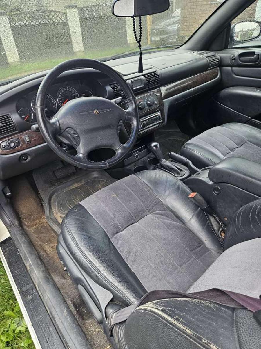 White Chrysler Sebring 2004 in Vilnius, with an engine capacity of 2.70 L and mileage of 216 thousand km for 3000 €, photo 6 on AUTOMOTO.COM.LV
