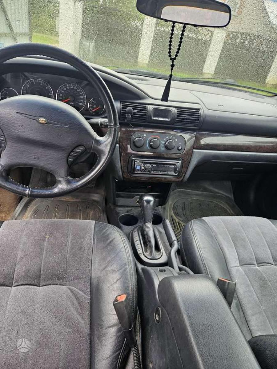 White Chrysler Sebring 2004 in Vilnius, with an engine capacity of 2.70 L and mileage of 216 thousand km for 3000 €, photo 7 on AUTOMOTO.COM.LV