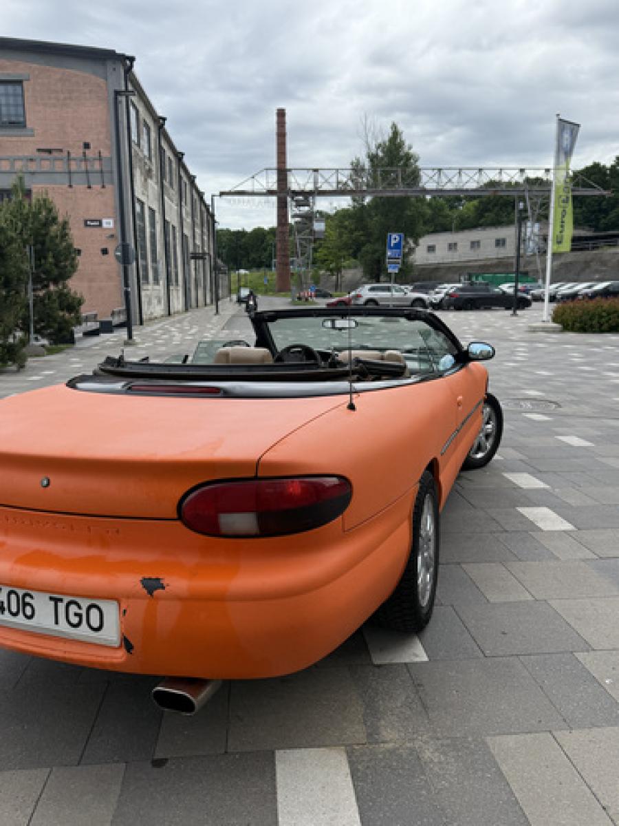 Oranžs Chrysler Stratus 1996 Tallina, ar dzinēja tilpumu 2.50 L un nobraukumu 178 tūkst. km par 1500 €, foto 7 vietnē AUTOMOTO.COM.LV