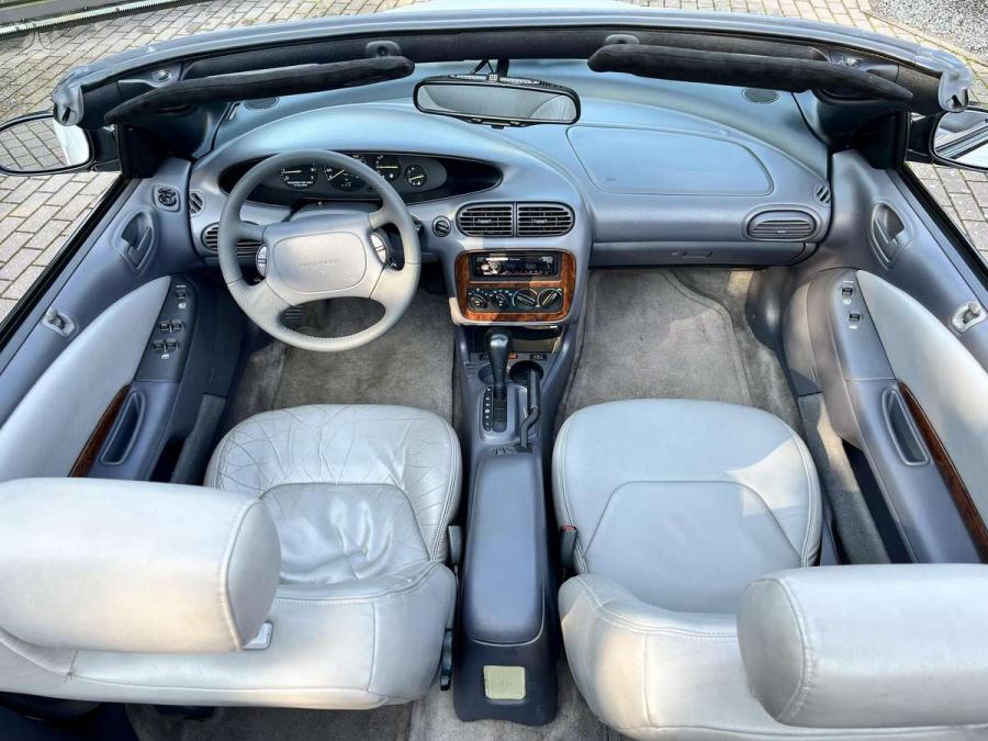 White Chrysler Stratus 1997 in Kaunas, with an engine capacity of 2.50 L and mileage of 150 thousand km for 3700 €, photo 18 on AUTOMOTO.COM.LV