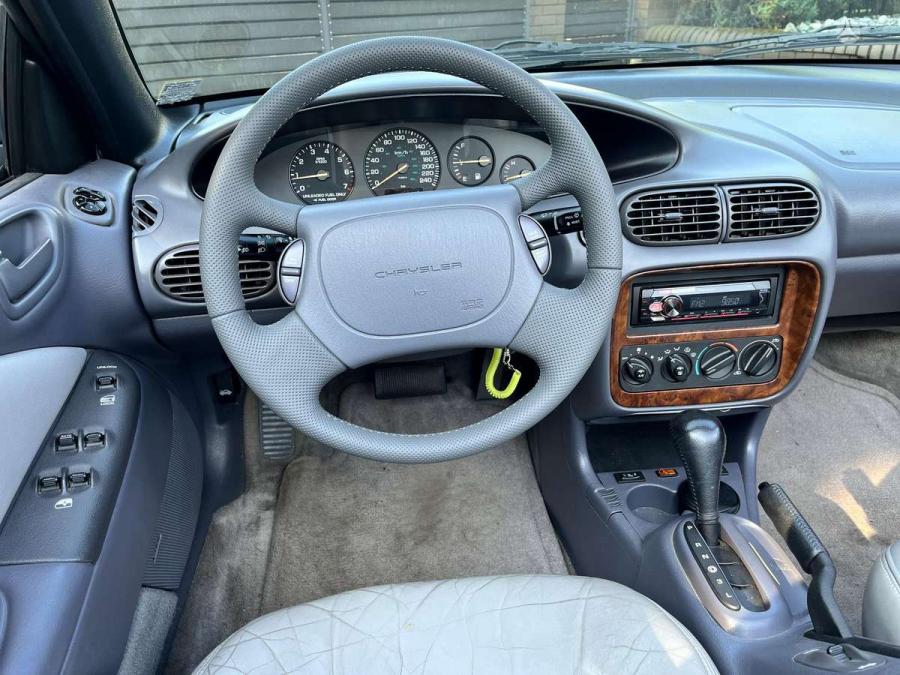 White Chrysler Stratus 1997 in Kaunas, with an engine capacity of 2.50 L and mileage of 150 thousand km for 3700 €, photo 19 on AUTOMOTO.COM.LV