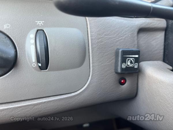 Beige Chrysler town-&-country 2002 in Tallinn, with an engine capacity of 3.80 L and mileage of 0 thousand km for 2300 €, photo 7 on AUTOMOTO.COM.LV