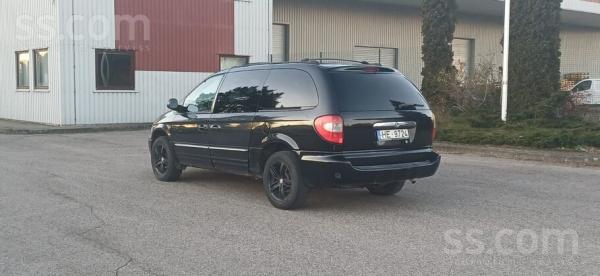 Black Chrysler town-&-country 2002 in Riga, with an engine capacity of 3.30 L and mileage of 284 thousand km for 1500 €, photo 3 on AUTOMOTO.COM.LV