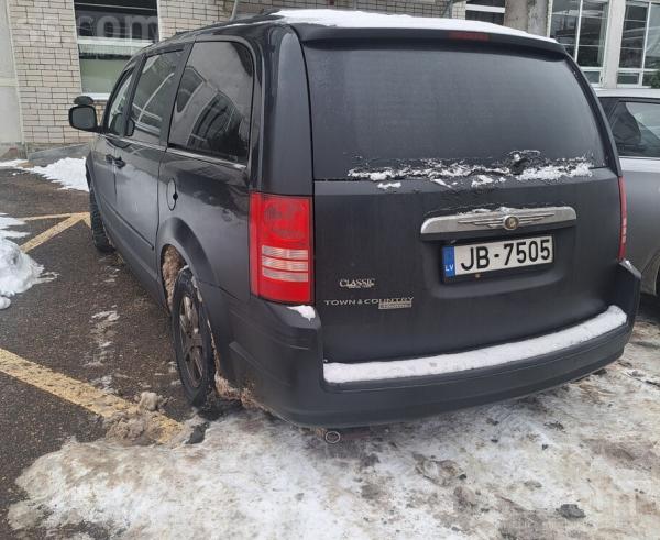 Black Chrysler town-&-country 2007 in Riga, with an engine capacity of 3.80 L and mileage of 167 thousand km for 2600 €, photo 2 on AUTOMOTO.COM.LV