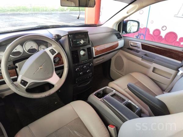 Black Chrysler town-&-country 2009 in Riga, with an engine capacity of 3.80 L and mileage of 0 thousand km for 2500 €, photo 6 on AUTOMOTO.COM.LV
