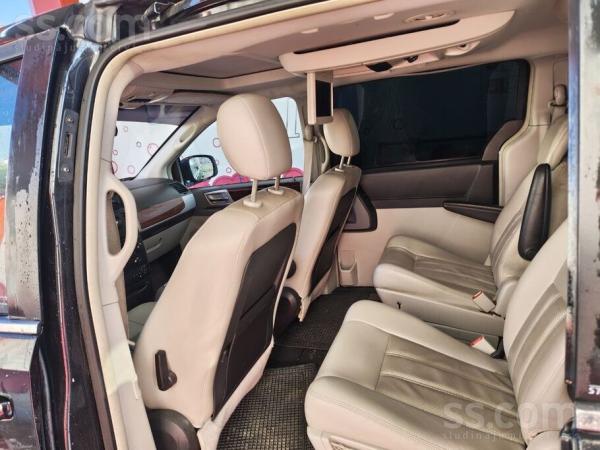 Black Chrysler town-&-country 2009 in Riga, with an engine capacity of 3.80 L and mileage of 0 thousand km for 2500 €, photo 7 on AUTOMOTO.COM.LV