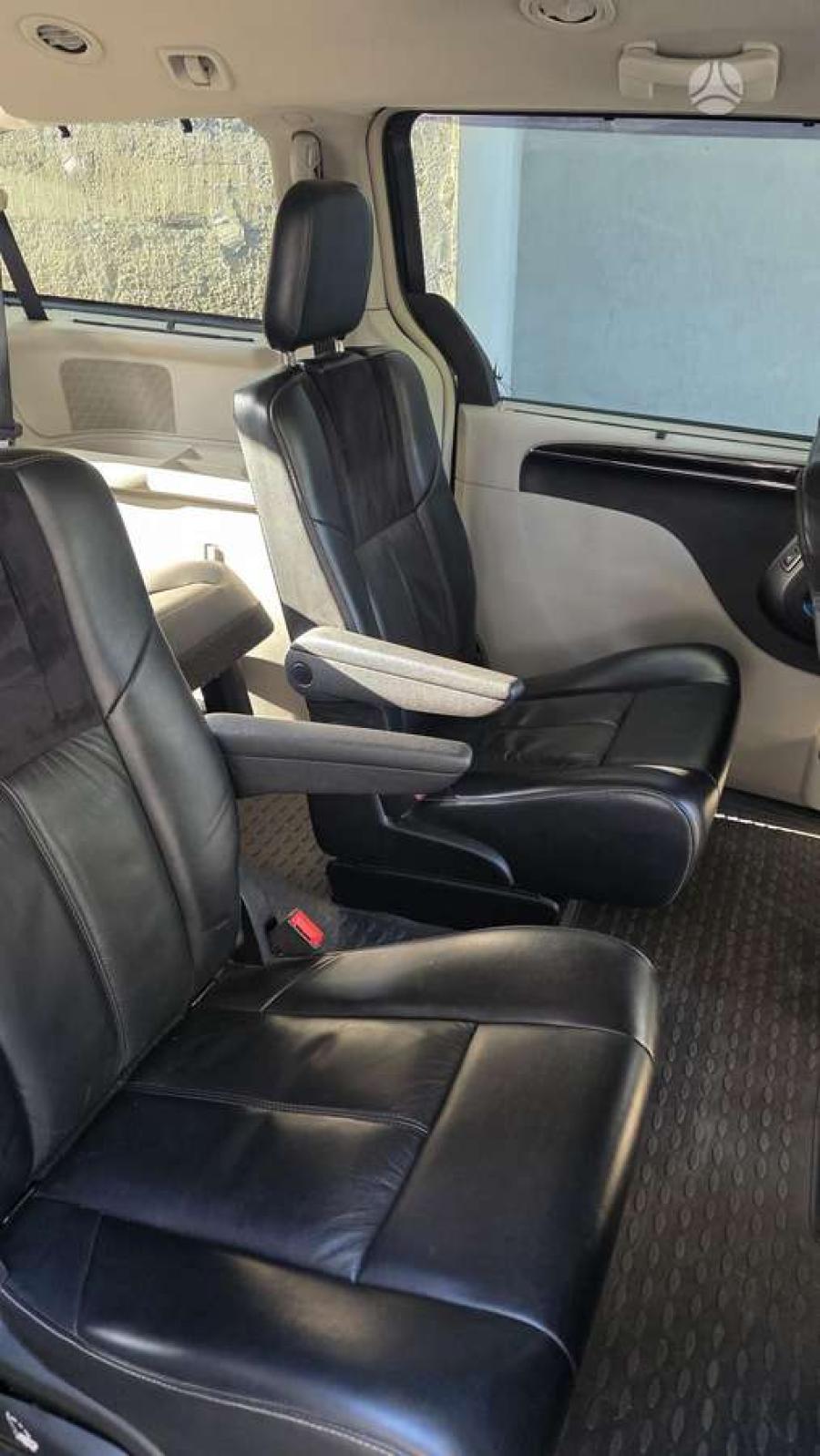 Black Chrysler town-&-country 2011 in Vilnius, with an engine capacity of 3.60 L and mileage of 193 thousand km for 8400 €, photo 3 on AUTOMOTO.COM.LV