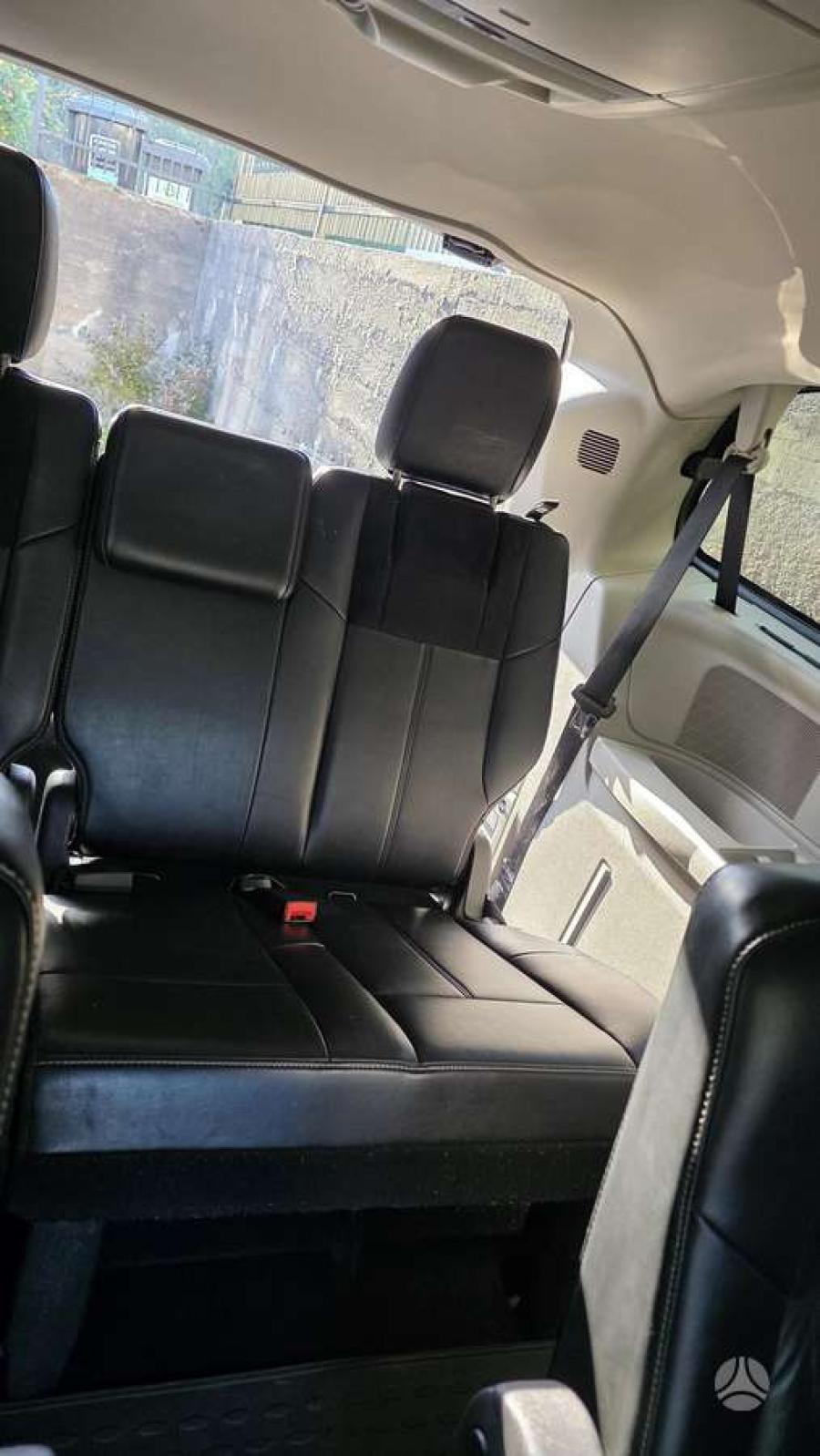 Black Chrysler town-&-country 2011 in Vilnius, with an engine capacity of 3.60 L and mileage of 193 thousand km for 8400 €, photo 4 on AUTOMOTO.COM.LV