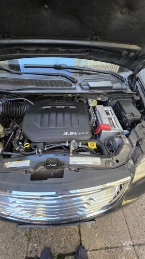 Black Chrysler town-&-country 2011 in Vilnius, with an engine capacity of 3.60 L and mileage of 193 thousand km for 8400 €, photo 5 on AUTOMOTO.COM.LV