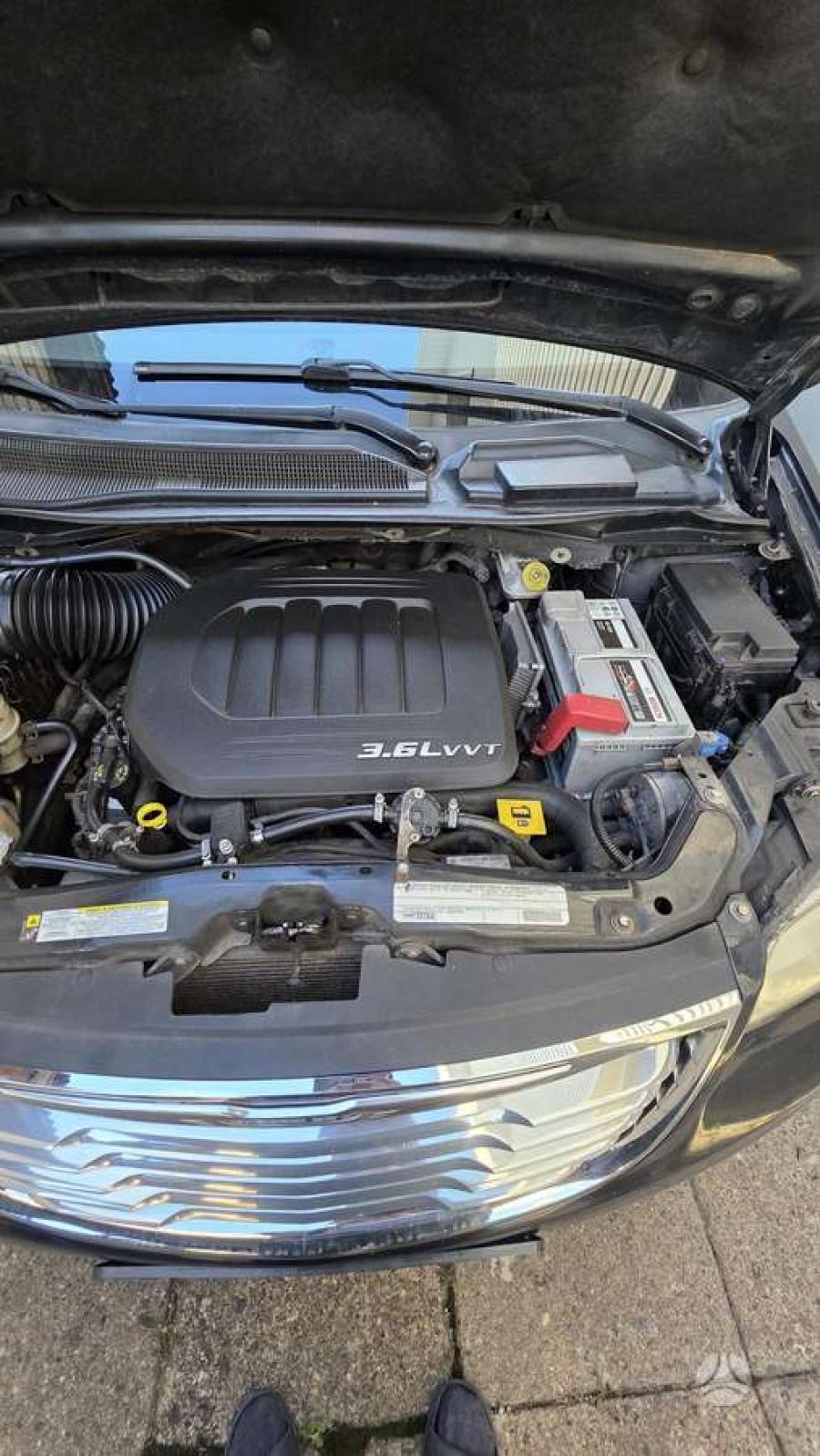 Black Chrysler town-&-country 2011 in Vilnius, with an engine capacity of 3.60 L and mileage of 193 thousand km for 8400 €, photo 5 on AUTOMOTO.COM.LV