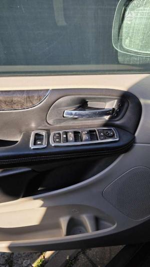 Black Chrysler town-&-country 2011 in Vilnius, with an engine capacity of 3.60 L and mileage of 193 thousand km for 8400 €, photo 6 on AUTOMOTO.COM.LV