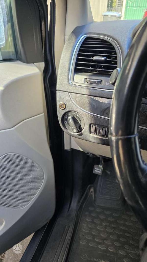 Black Chrysler town-&-country 2011 in Vilnius, with an engine capacity of 3.60 L and mileage of 193 thousand km for 8400 €, photo 8 on AUTOMOTO.COM.LV