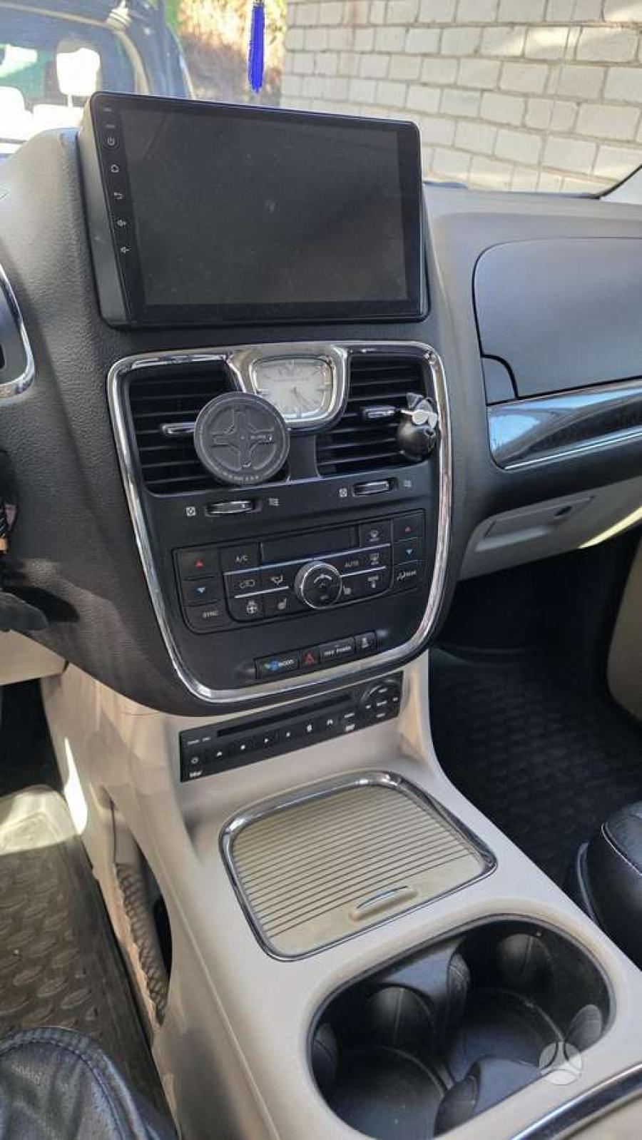 Black Chrysler town-&-country 2011 in Vilnius, with an engine capacity of 3.60 L and mileage of 193 thousand km for 8400 €, photo 10 on AUTOMOTO.COM.LV