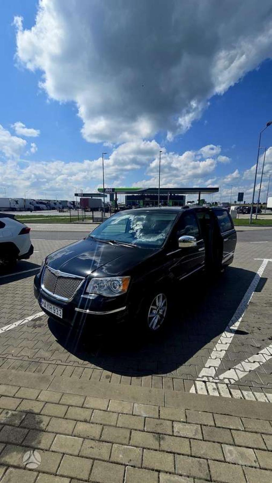 Black Chrysler town-&-country 2011 in Vilnius, with an engine capacity of 3.78 L and mileage of 162 thousand km for 6800 €, photo 2 on AUTOMOTO.COM.LV