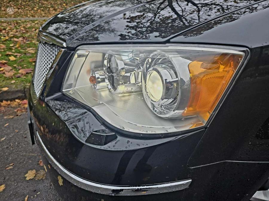 Black Chrysler town-&-country 2011 in Vilnius, with an engine capacity of 3.78 L and mileage of 162 thousand km for 6800 €, photo 14 on AUTOMOTO.COM.LV