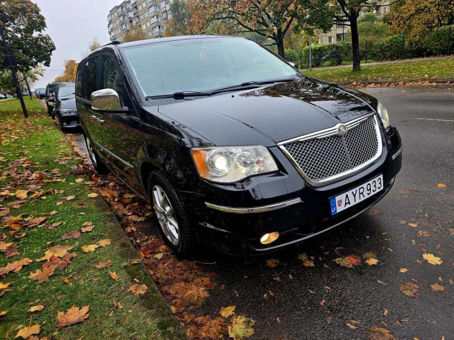 Black Chrysler town-&-country 2011 in Vilnius, with an engine capacity of 3.78 L and mileage of 162 thousand km for 6800 €, photo 20 on AUTOMOTO.COM.LV