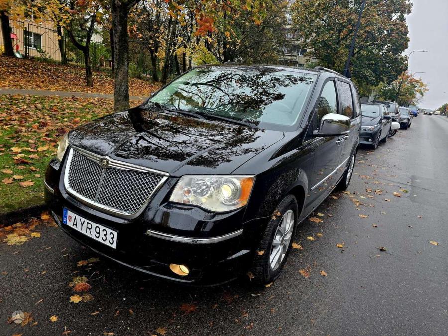 Black Chrysler town-&-country 2011 in Vilnius, with an engine capacity of 3.78 L and mileage of 162 thousand km for 6800 €, photo 26 on AUTOMOTO.COM.LV