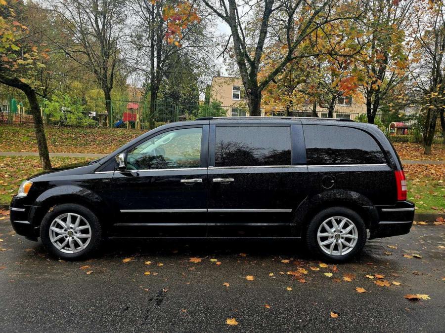 Black Chrysler town-&-country 2011 in Vilnius, with an engine capacity of 3.78 L and mileage of 162 thousand km for 6800 €, photo 29 on AUTOMOTO.COM.LV