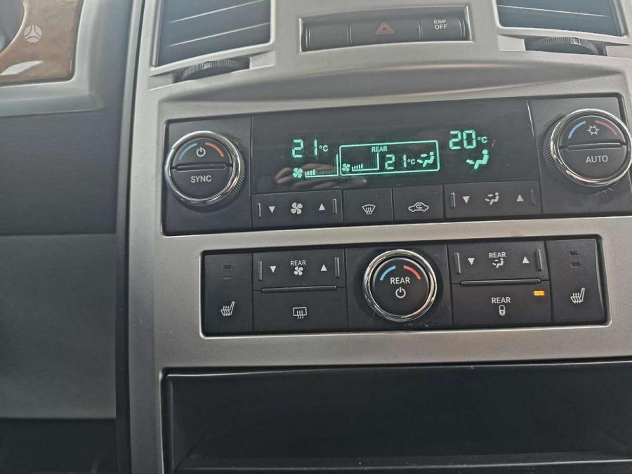 Black Chrysler town-&-country 2011 in Vilnius, with an engine capacity of 3.78 L and mileage of 162 thousand km for 6800 €, photo 51 on AUTOMOTO.COM.LV